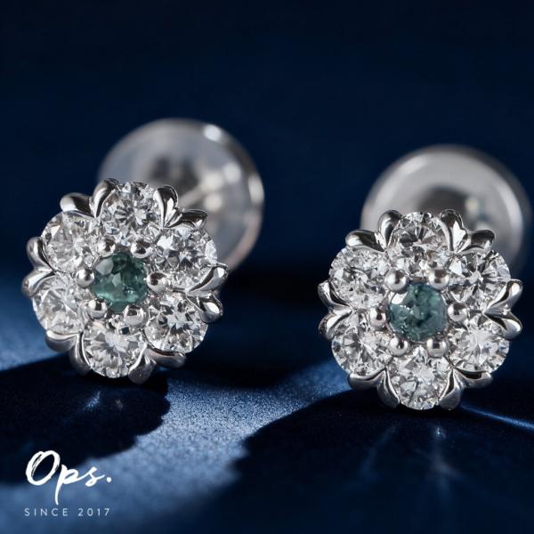 ■FEATURE・中央に希少石アレキサンドライトを配したフラワーデザイン・周囲を囲む天然ダイヤモンドが放つ繊細な輝き・光で色が変化する神秘的なカラーチェンジストーン・花びらのようなフォルムが引き立てる優美な輪郭・高級感と耐久性を兼ね備えた本...