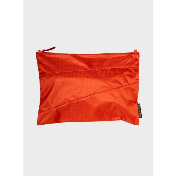 撥水性が高くカイトやパラシュートを作成するのに使われているリップストップナイロン100%の生地を使用。こまごまとした小物を入れるバッグインバッグとして手放せません！両サイドにフープがついている新デザインなので、別売りのストラップをつけてポシ...