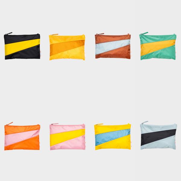 撥水性が高くカイトやパラシュートを作成するのに使われているリップストップナイロン100%の生地を使用。こまごまとした小物を入れるバッグインバッグとして手放せません！両サイドにフープがついている新デザインなので、別売りのストラップをつけてポシ...