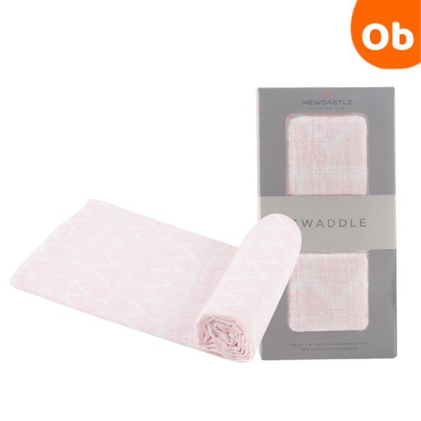 ボーダーで描かれたハートが広がるキュートな柄のおくるみです。軽やかで暖かみのあるベビーピンクは、赤ちゃんにぴったり。素材は、洗うほどに柔らかな風合いになる丈夫なコットン100％。その柔らかな肌触りをぜひ体験してみてください。ニューキャッスル...
