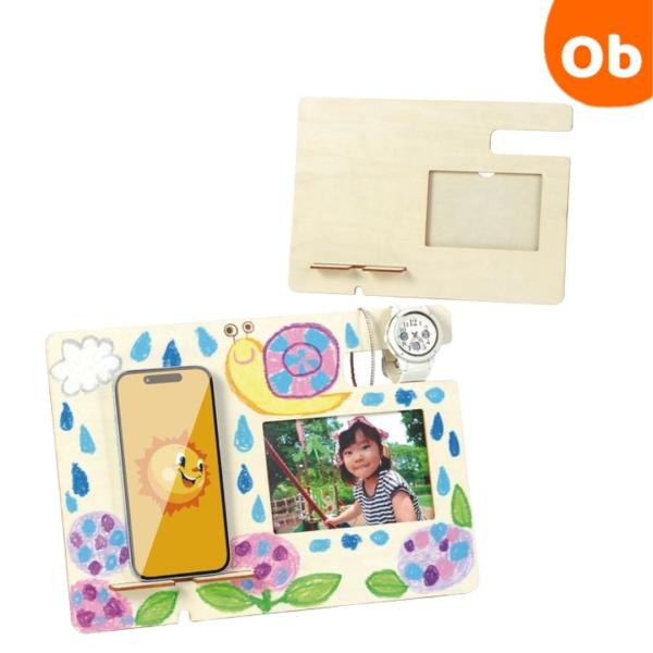 ●毎日使える！スマホも小物も写真もひとまとめ！便利な木製スタンド！●スマートフォン置き・写真立て・小物掛けとして使えるマルチ木製スタンドです。L判サイズの写真も収納できます。お絵かきや装飾でオリジナルのスタンドがつくれるので、母の日や父の日...