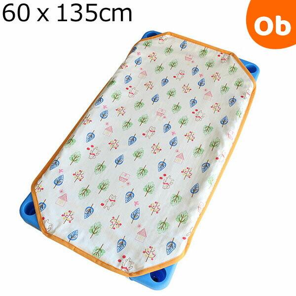 お昼寝コットに合わせた、敷きカバーです。肌に優しく、汗も吸収しやすいガーゼ素材を使用し汗っかきのお子様にも安心です。４つ角ゴム付き、ネームタグの付いたコットカバーで取り付けも簡単です。お洗濯による縮も考慮し、若干大きめのサイズに仕上げてあり...