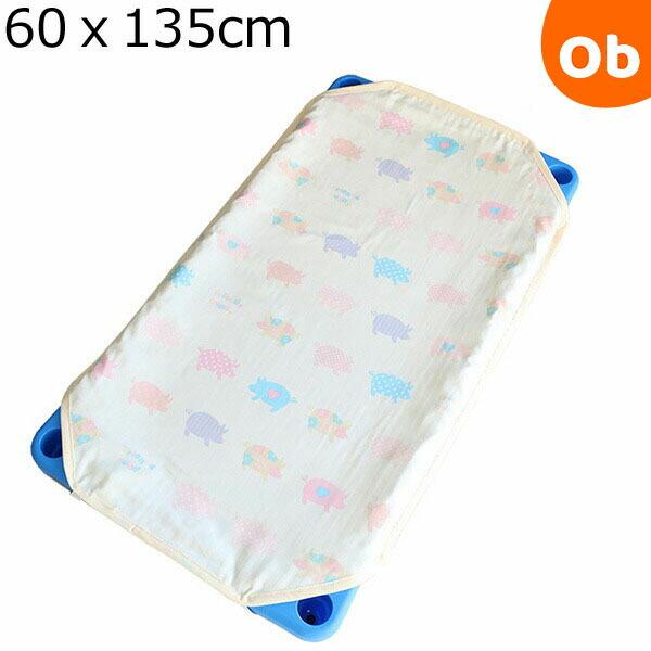お昼寝コットに合わせた、敷きカバーです。肌に優しく、汗も吸収しやすいガーゼ素材を使用し汗っかきのお子様にも安心です。４つ角ゴム付き、ネームタグの付いたコットカバーで取り付けも簡単です。お洗濯による縮も考慮し、若干大きめのサイズに仕上げてあり...