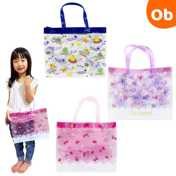 お洒落な恐竜柄のビーチバッグです。●ビーチやプールで大活躍！●マチ付きでたくさん入ります。●水着など中のものが見えにくくなっています。●丈夫なビニール素材なのでレッスンバッグにもご使用頂けます。使用恐竜ティラノサウルス/スピノサウルス/プテ...