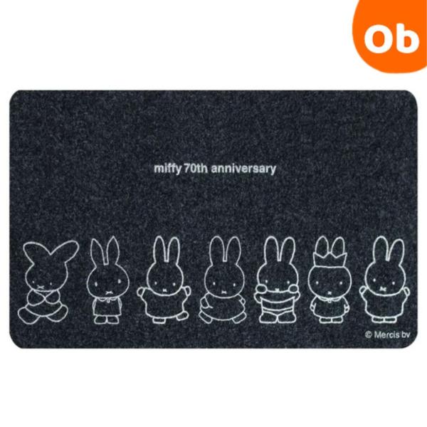 歴代ミッフィーが描かれた屋外兼用玄関マットです。　泥などで汚れてもサッと水洗いが可能です。ドアに引っ掛かりにくい厚みがポイントです。【商品サイズ】450×750×5mm【商品重量】388g■生産地：中国■素材・成分：【素材・材質】表面:ポリ...