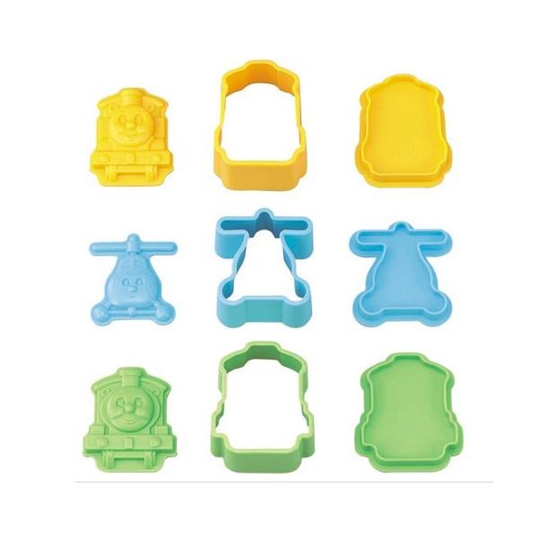 男児キャラクターの不動の定番！！きかんしゃトーマスのお食事のグッズです！パレードをするトーマスと仲間たちの楽しい遊園地のデザインです。キャラ弁デビューにお手軽キャラクターおにぎり型！！お弁当をかわいく演出するきかんしゃトーマスランチ小物シリ...