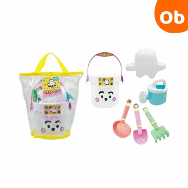 お片付けバック、砂型2個、くまで、ふるい、スコップとデコレーションシール付きのお砂場セット●商品サイズ :W260× H 240× D160（mm）重量320g■生産地：中国■素材・成分：（クマデ、スコップ、ふるい）柄部分：ABS/バケツ、...