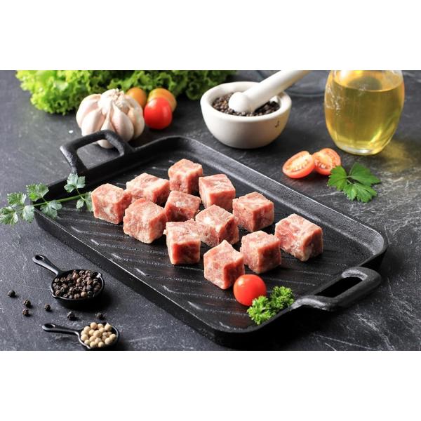 輸入牛肉（オーストラリア産）☆と主に九州産の国産牛脂☆を使用し冷凍加工肉技術で特許を2回とっているメーカー独自の加工製法☆で柔らかくて★国産牛脂の旨味豊かな★成型加工肉：のカット端材★カット後の端材・切り落としとなりますので　形は不揃いでも...