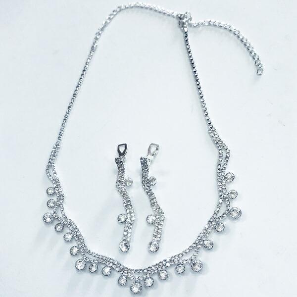 洗練されたでデザインで、ゴージャスなドレスから、シンプルなドレスまで華やかになります。サイズ：フリーサイズ素材：キュービックジルコニア　※特価商品となりますが、多少の汚れや傷等はご了承の上ご注文くださいませ。