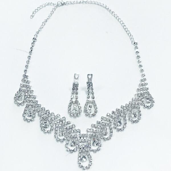 洗練されたでデザインで、ゴージャスなドレスから、シンプルなドレスまで華やかになります。サイズ：フリーサイズ素材：キュービックジルコニア　※特価商品となりますが、多少の汚れや傷等はご了承の上ご注文くださいませ。　