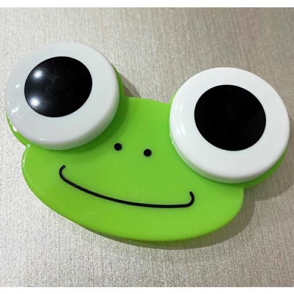 カエルフェイスデザインで、目の部分がレンズケースになっている、とってもかわいいソフト用のコンタクトケースです。ご家庭用、旅行用、お出かけ用として最適です。サイズ：78mm×50mm Made in China