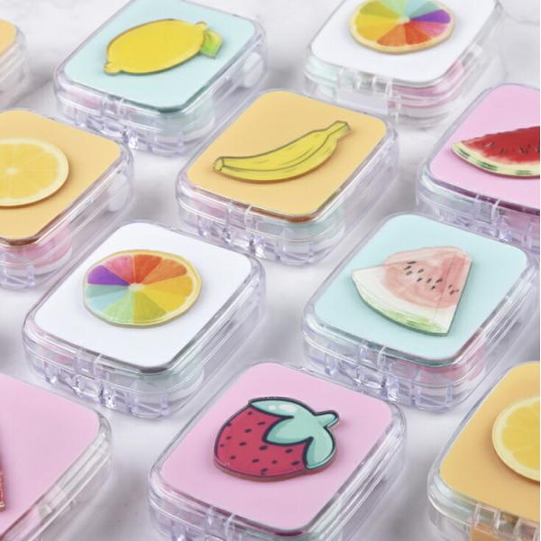 ミラー付きのケースの中に、レンズボックス、シリコンピンセット、吸盤、ケア液ボトルを備えた ソフト用のコンタクトケース、カラーコンタクトレンズケースです。家庭用、旅行用、お出かけ用としても最適です。クリア素材で軽量コンパクト！とってもかわいい...