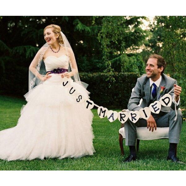 結婚式やパーティなどの撮影にぴったりのJUST MARRIEDのハート型ガーランドセットです。ウェディングの気分も盛り上がりますね。ハートプレート12枚とリボンが付いたセットとなります。リボンは通っていない状態でお届けとなりますので、持ち運...