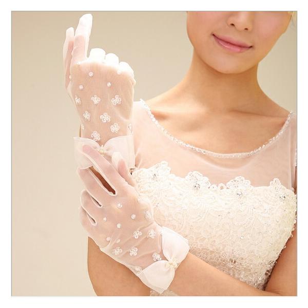 当店一番人気のウエディンググローブです。お花とリボンのデザインがとってもかわいいショートグローブです。派手過ぎずどんなスタイルのウェディングドレスにも合いそうですね。結婚式、披露宴、パーティー、2次会、フォトウェディングなどに最適です。