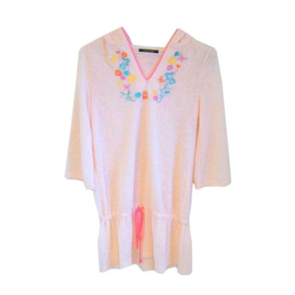 セクシーさと可愛らしさがコンセプトのブランドコイガールマジックの刺繍入りチュニック。透け感のあるニット素材で、裾広がりの長めの丈がキュート。蝶やお花のカラフルな刺繍がポイントです。裾近くにリボンが付いていますので、絞り方によってシルエットの...