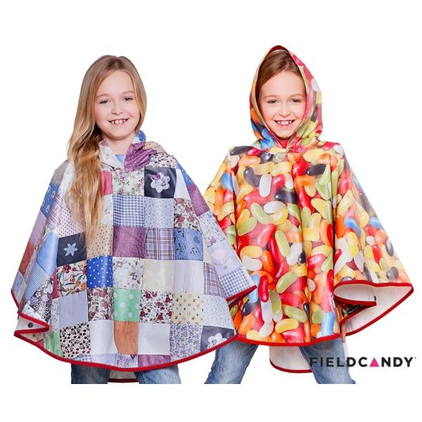 イギリス発のアウトドアグッズブランドField Candyのキッズ用レインポンチョ。軽量で防水性と耐久性に優れた、高品質なPUコーティングポリエステル素材を使用しています。質感のリアルさを追求した最先端のプリント技術で、遊び心いっぱいのだま...