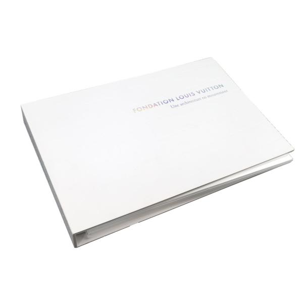 送料無料！有名ブランド「ルイヴィトン」が手掛ける美術館としてフランスパリの名所となっているフォンダシオン ルイ・ヴィトン。ハードカバーの重厚感のある本で、表紙のデザインがとても美しく、コーヒーテーブルブックとして、インテリアとして飾ってもお...