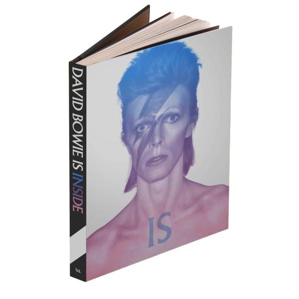 送料無料！ロンドンのV&amp;A博物館に新設されたDavid Bowie Centreの開館を記念して発表された、V&amp;Aショップ限定の公式展覧会ブックです。衣装、手書きの歌詞、アルバムアート、舞台デザイン、写真、映像作品など、50...