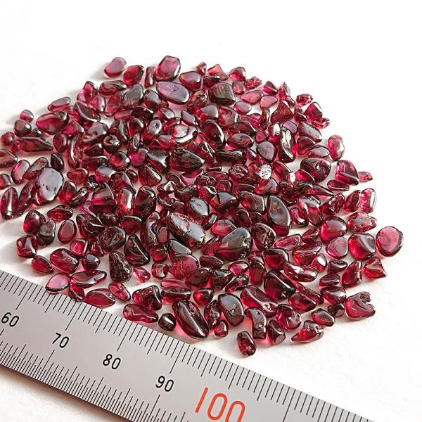 アメリカンチェリーのような深紅のガーネットさざれ20gです粒の大きさ：4〜8mm前後重さ：20gブレスレットやパワーストーン等の浄化やハンドメイド作品にお役立てください。※天然石は太陽光の下で撮影しており、室内では写真よりも暗く見える場合が...