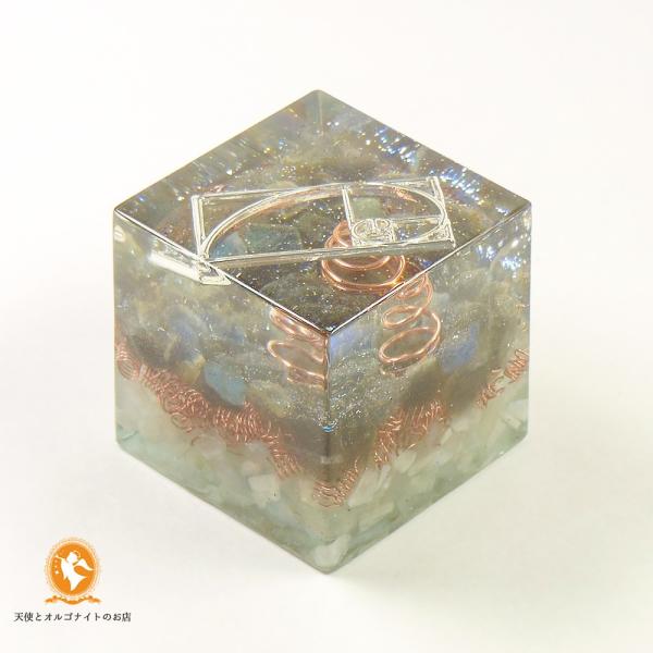 オルゴンエネルギーと神聖な光のエネルギーの描くフィボナッチ螺旋が、愛に基づく美しい現実を創造するよう意図しました。ホワイト＆ブルームーンストーンとラブラドライトの輝きに、高い意識と繋がる際に時々見られるフラッシュをイメージしました。多次元の...