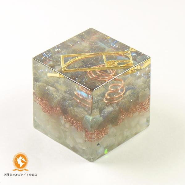 オルゴンエネルギーと神聖な光のエネルギーの描くフィボナッチ螺旋が、愛に基づく美しい現実を創造するよう意図しました。ホワイト＆ブルームーンストーンとラブラドライトの輝きに、高い意識と繋がる際に時々見られるフラッシュをイメージしました。多次元の...