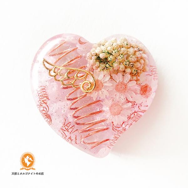 優しいピンクのローズクォーツに、守護天使の無償の普遍の愛を意図して、自分も他者も、すべてを愛することができますようにと祈りを込めました。多次元の存在のサポートのもと、宇宙の愛の光と共に創造しました☆こちらは手のひらで握りやすいスリムタイプで...