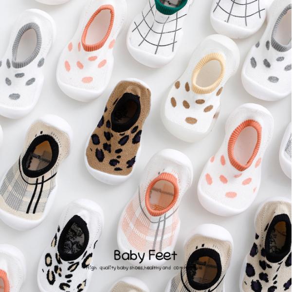 柔らかい素材で、小さな足を優しく包みます。ソールも滑らず、室内でつかまり歩きやよちよち歩きの時も安心です。ベビーカーでお散歩の時に履かせれば、足の防寒や保護としてもいいですね。ヒョウ柄（レオパード）とチェック柄から選べます。ソックスシューズ...