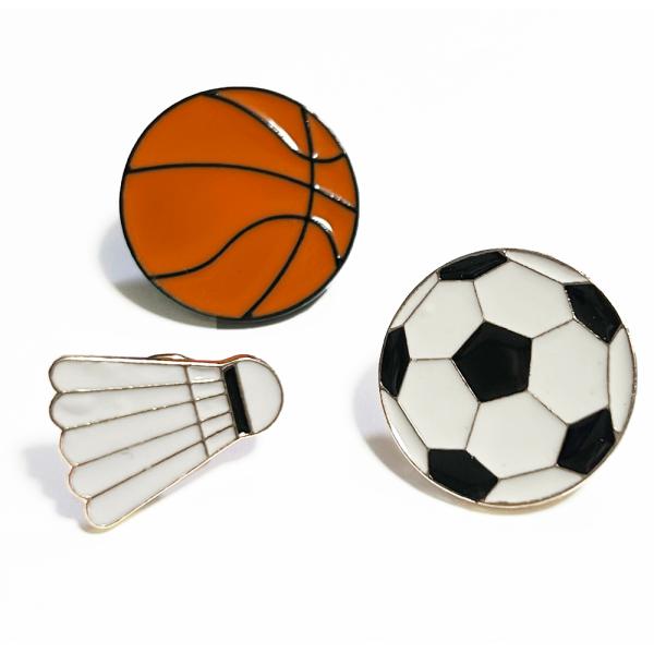 サッカーボール（2.5cm）、バスケットボール（2.5cm）、バドミントンのシャトル（2.1cm×1.7cm）から選べます。サッカー部、バスケットボール部、バドミントン部の全員や仲良し部員でお揃いがおすすめ！プレゼントにも喜ばれますよ。
