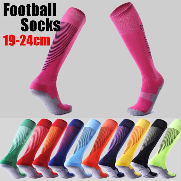 最新デザインのサッカーソックスが入荷しました。かっこいいデザインでお友達とかぶる事もないはず！デザインだけではなく、機能性もアップ！足底は靴の中で滑りにくくする為、独自の縫い処理を行い、生地も厚めになっております。足首部分は脱げにくく、ずれ...