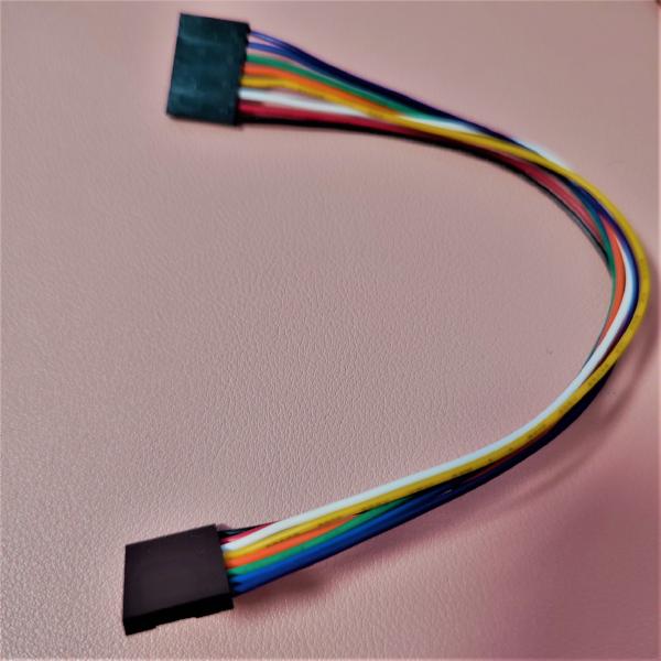 2.54mmピッチのコネクター付きケーブルです。ケーブルの両端に1×8Pのメスコネクターがついています。ケーブル長は20cmです。