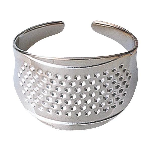 [特長]●針を押して生地に通りやすくします。●針の頭を指ぬきにあてて、親指と人差し指で軽くつかみながら針を持つと、きれいに早く縫えるようになります。●扱いやすいフリーサイズです。[仕様]●内径(mm)：19●サイズ：フリー●金属製[材質／仕...