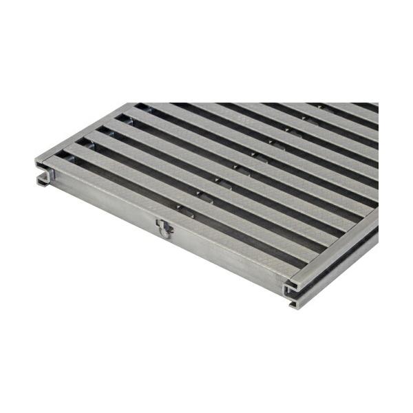 [特長]●連結ブロックの採用により、メインバーの倒れ込みを防止します。●滑りにくいローレット仕様を採用しています。●すき間6mmの細目タイプです。[仕様]●溝幅(mm)：150●幅(mm)：200●長さ(mm)：500●高さ(mm)：15●...