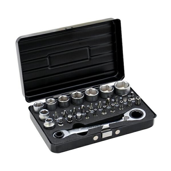 [特長]●ソケットは外周の6角部分が11mmになっています。●専用ハンドルと組み合わせると一般的なラチェットハンドルとソケットを組み合わせた高さより高さを抑えた設計となっています。●また、ソケットには1/4sqも付いているため他のハンドルと...