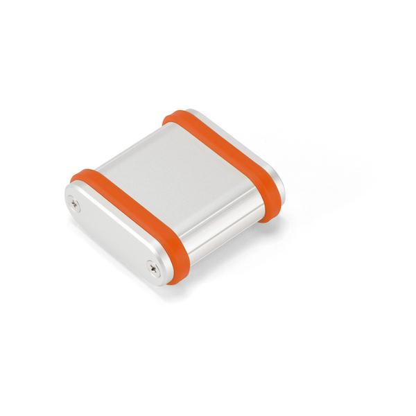 [特長]●衝撃緩和や滑り止めを兼ねたシリコンバンド付のアルミモバイルケースです。[仕様]●色：シルバー/オレンジ●高さ(mm)：44.7●縦(mm)：140●横(mm)：97.9●ビス仕様:プラスビス[材質／仕上]●本体フレーム:アルミ押出...