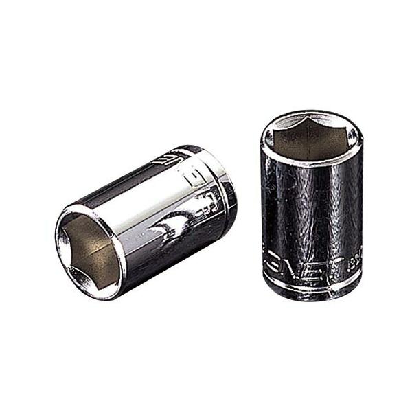 [特長]●ミラー仕上げのメッキが美しいスタンダードソケット。●ボルト・ナットを傷めにくい面接触タイプ。●六角タイプ。[仕様]●差込角(”SQ)：1/2●サイズ(”)：11/16●全長(mm)：38●先端部ソケット外径(D1；mm)：24.0...