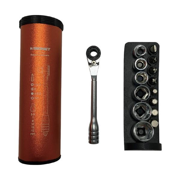 [特長]●DIYや自転車の車載工具に最適です。●ミニラチェットセットがポップなカラーで登場します。●手の平に収まるコンパクトサイズです。●柄部分にもビット装着可能です。●極短ビット採用で狭所に簡単にアクセスできます。●ソケット採用でボルト・...