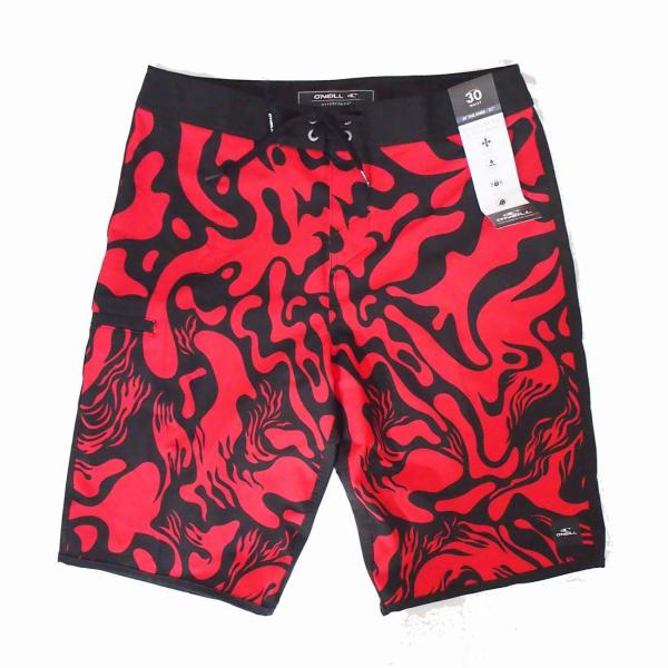 サーフボードに干渉することなく、紐じゃないので緩むことが無い腰部のベルクロ、ボードを傷つけないようにカバーの付いたポケットのジッパー、ポケットに入れたWAX等をすぐに取り出せるように加工されたポケットストラップ、ポケット内のキーストリングな...