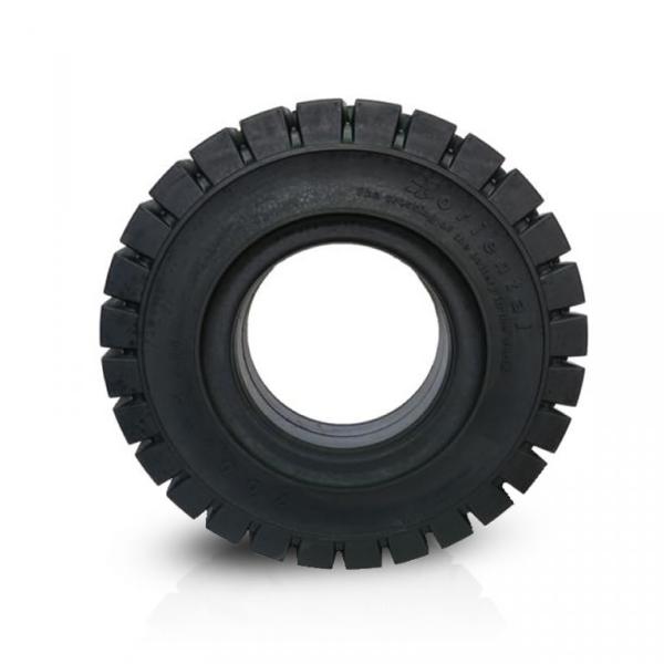 ■タイヤ型式：7.00-12■互換品番：タイヤに7.00-12(700-12)と記載があれば適合します■内容：ノーパンクタイヤ2本 (タイヤのみ)※エアータイヤホイルとノーパンクタイヤホイルは同一ですので、エアータイヤからノーパンクタイヤへ...