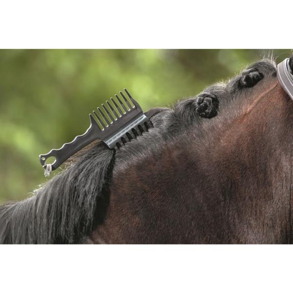 三つ編みをより簡単にスピーディーにできる便利くしです。ブラシのクリップした部分を三つ編みにしている間は次のたてがみをしっかりホールド。輪ゴムもかけられて便利。クリップ幅で均等にお団子を作っていけます。こちらの商品のみ１個でご注文の場合には弊...