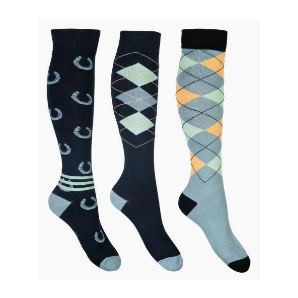 ３足セットのライディングソックス Cardiff セージは、乗馬スタイルには欠かせない定番のハイソックスです。素材には、快適な履き心地を保つための柔らかい生地を採用しており、長時間の乗馬で足の疲れを軽減します。膝下部分から足首までしっかりと...