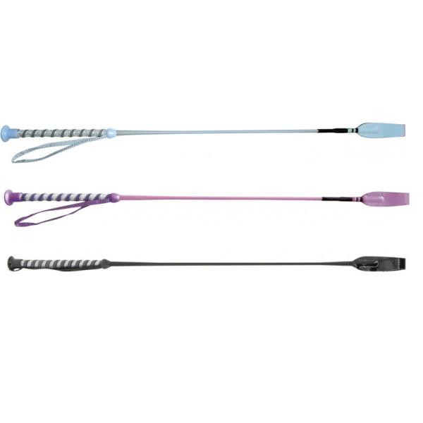 騎乗の際に必須となる短鞭です。扱いやすさに特化し、65ｃｍの丁度いい長さで、女性でも握りやすい細めのグリップ。手綱を持っていても滑りにくく、ストラップ付きなので落としてしまう心配もありません。先端には、エナメル素材を使用しており、とても丈夫...