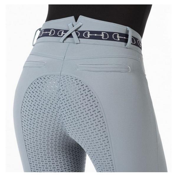 生地感はややしっかり目のスーパーストレッチ脚部分は細めなので日本人にフィットしやすいです。ベルト部分がキュートなのでベルトいらずで手入れ時に安心なバックハイ。騎乗時にスマフォがもも部分のポケットに入れらるのが非常に便利で邪魔になりません。色...