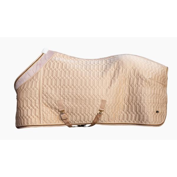 表面はキルティングでさらっとつるつるなのでおが粉がついても簡単におちます。保温性を高めるためにしっかり厚みもあります。真冬の夕方以降はナイロンアウター馬着のインナーとして活用すればダブルでしっかりと保温してくれます。素材は100％ポリエステ...