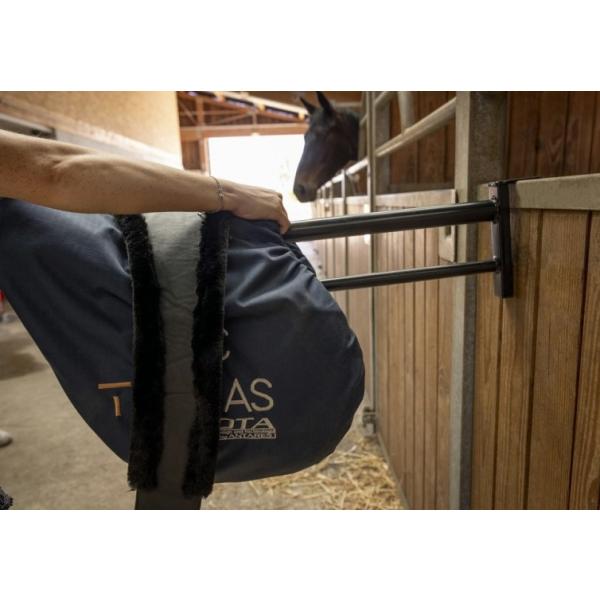 サドルラック ダブルナローは、競技会場や厩舎での鞍置きに最適なアイテムです。ドアやフェンスに引っ掛けるだけで鞍や頭絡などをおくことができます。２本のアームがあり、上段には鞍類、下段には無口や頭絡などをかけることができます。これ１つで様々な用...