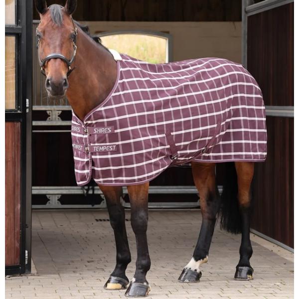 気候が不安定な時期に最適のラグです。薄馬衣なのでサマーラグの他にも厚馬衣のアンダーやクールセンサーにもマルチに活用できます。ポリエステル100％で裏生地無し（胸前のみ裏生地ナイロン付き）のため、おが粉が付きにくくキャンパス生地のように頑丈で...