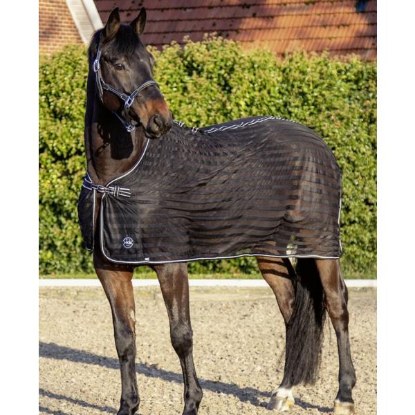 夏場に欠かせないのが、虫よけグッズ。馬体の洗浄後や洗い場での待機時にしっかりと虫よけをしながら安心して乾かせるクールセンサー。細かいメッシュと粗目のメッシュが組み合わさった独自のデザインで、風通りが非常によく良いです。洗浄後や洗い場での待機...