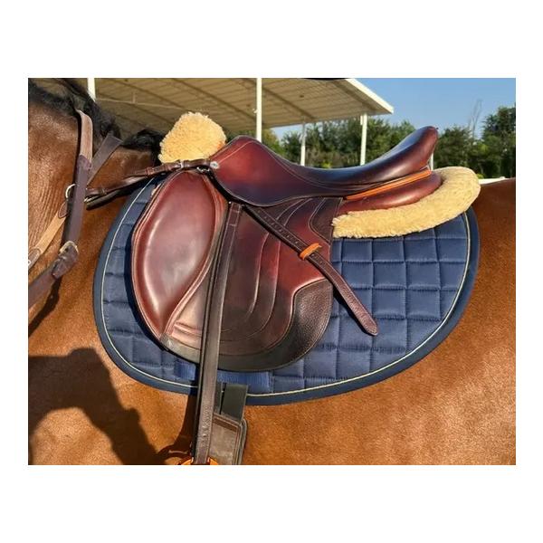 障害鞍や総合鞍に特化したデザインで、ニー部分は大胆に前にせり出し、後ろの無駄な部分をカットしてあるので脚が使いやすいゼッケン。特にジュニアライダーにおすすめです。脚がゼッケンに当たりやすい問題を解決できます。ライダーのパフォーマンスを考え抜...