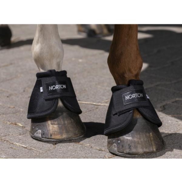 馬がオーバーリーチする部分に二重構造を採用した、超頑丈な2520デニールバリスティックナイロン製のアウター。特に障害飛越競技におすすめです。生地が厚めでしっかりとした立体に形づくられています。軽量で水切れにも優れています。また、足首周りはネ...