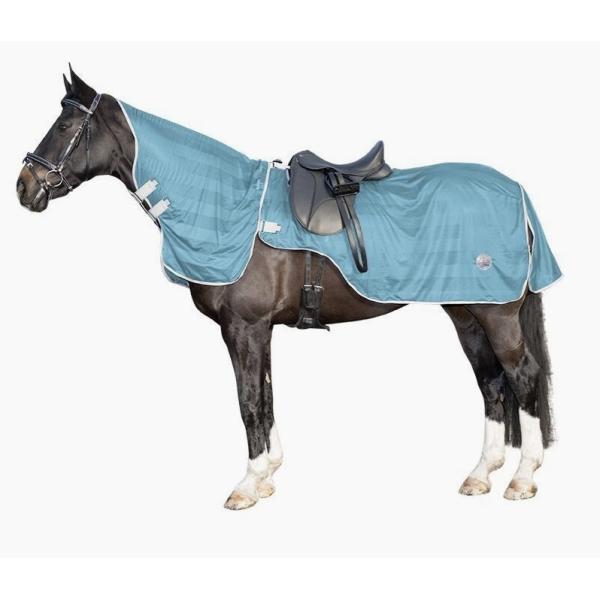 夏場に欠かせないのが、虫よけグッズ。騎乗時にアブがお尻にきて尻跳ね！を防いでくれる騎乗専用のフライラグ非常に細かいメッシュ構造で、しっかり虫よけ効果を発揮します。ネックはワンタッチで脱着できます。色はモデル写真よりグリーンがかっているエメラ...