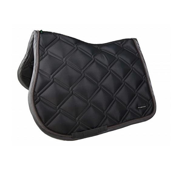 馬場鞍専用のゼッケン裏地には抗菌・温度調節機能が特長の竹炭加工が施されています。ポリエステル、シンサーマックスパッド、そして高密度フォームが組み合わさりふんわりし、表面はつるつるした生地感です。繊細な色合いのパイピング2本やシルバーロゴ、そ...